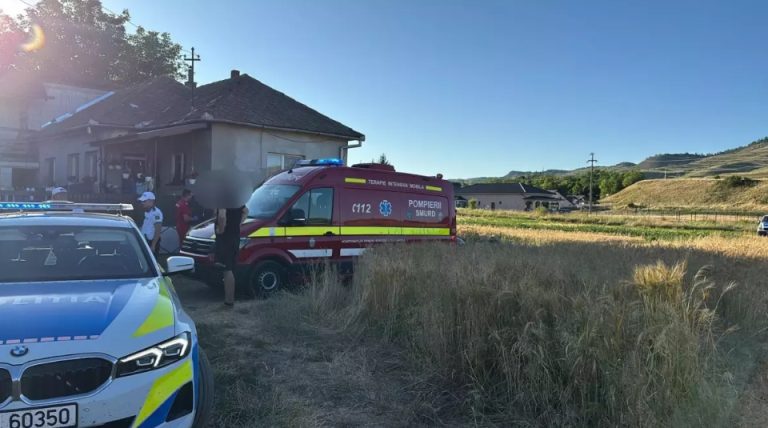 Un copil de 2 ani și 7 luni a murit călcat de o mașină cu remorcă, la doar 100 de metri de casă