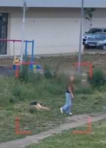 (Video) O adolescentă a fost abandonată de prietene după ce s-a ...